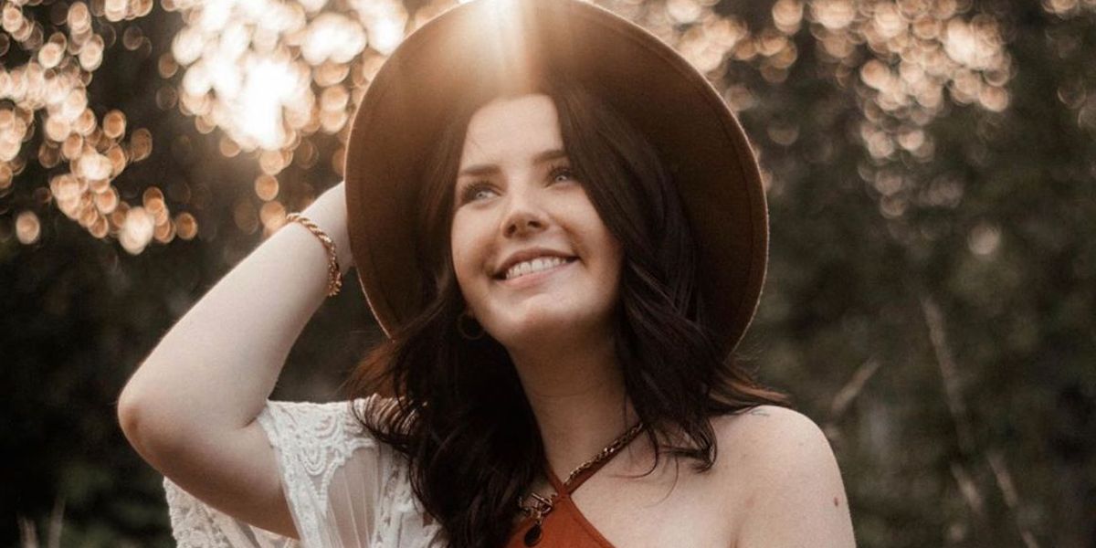 Tates: Influencerin Katy Devlin bringt eigene Marke | Shots Magazin