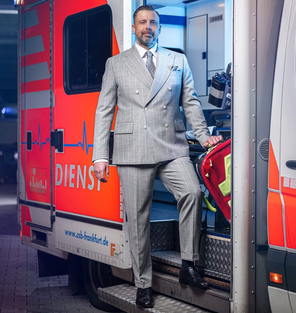 Kleider machen Leute - Notfallsanitäter Michael Wehner im Zweireiher ...